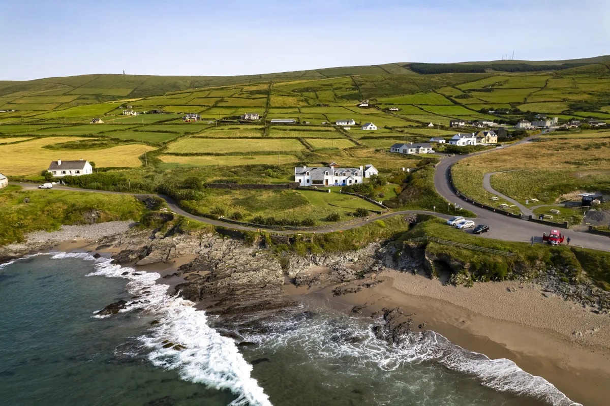 This cottage (for sale on the Skellig Ring) has the most dreamy sea ...