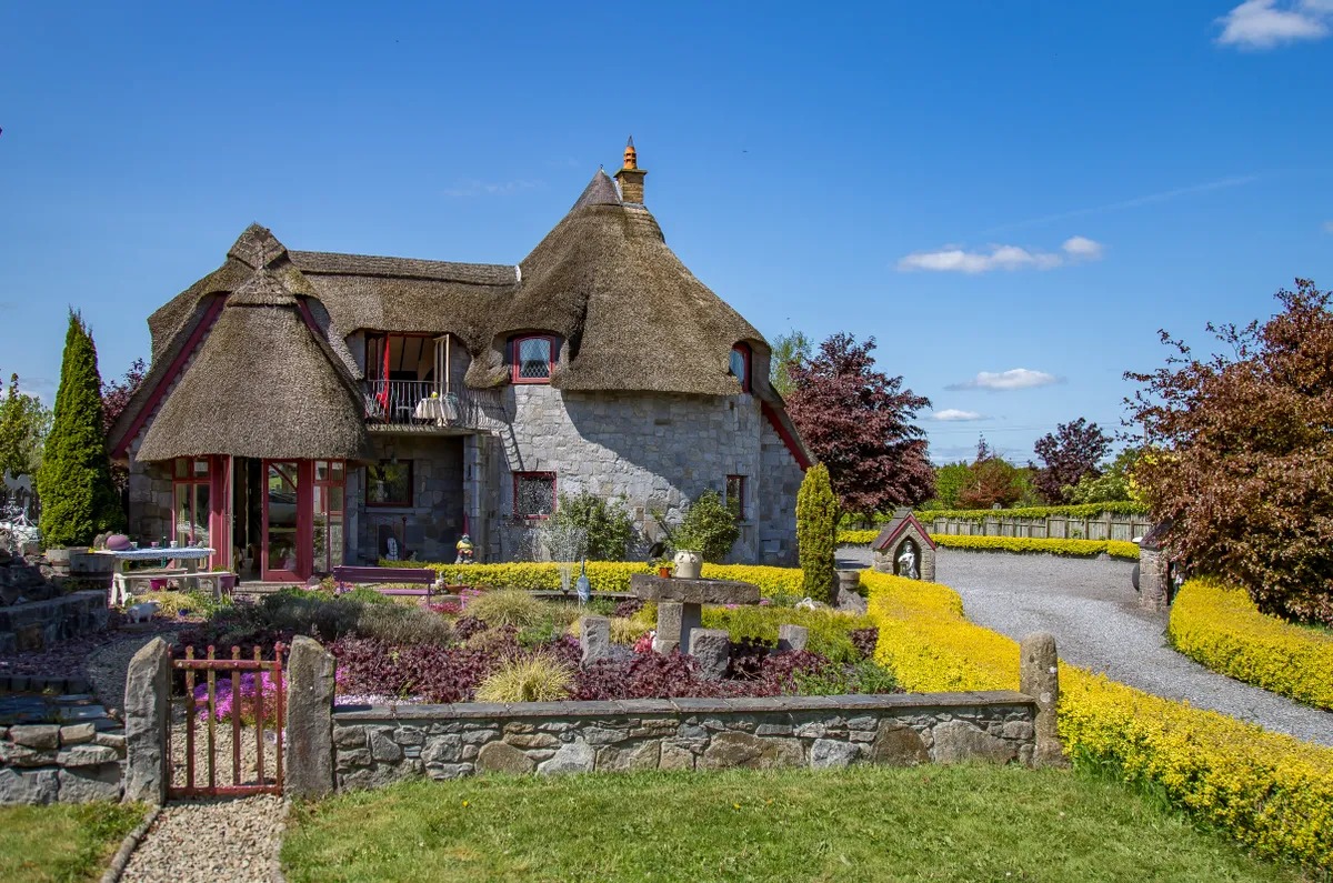 Our 3 favourite thatched roof cottages for sale in Ireland right now ...